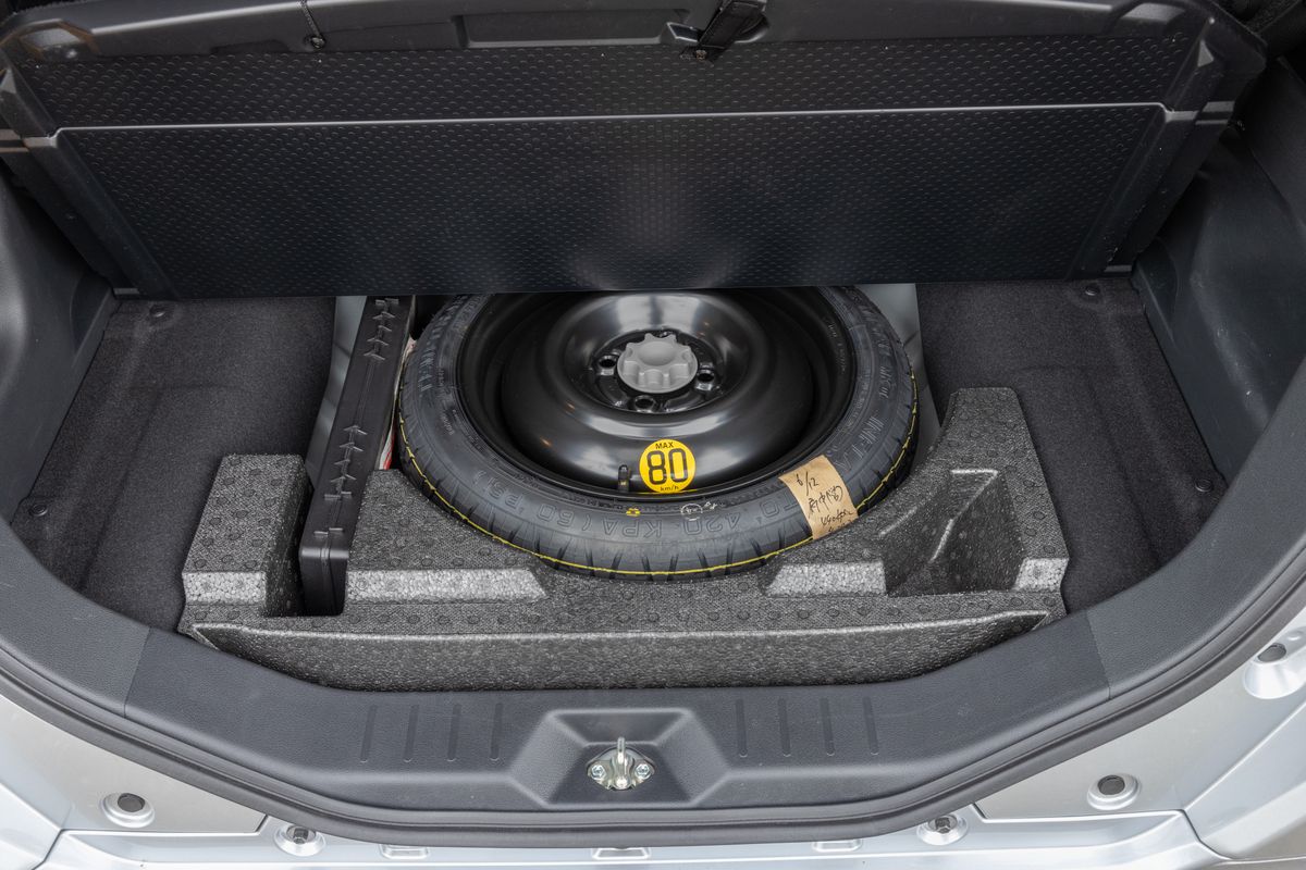 Dit is waarom steeds minder auto's geen reserveband meer hebben (en dit ...