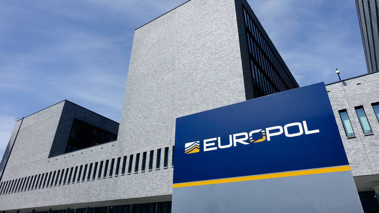 Zien: Europol geeft 4 nieuwe foto's vrij van 'Bolle Jos', de meest ...